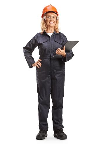 헬멧과 고글을 착용하고 클립보드를 들고 있는 제복을 입은 여성 공장 노동자 55 59세에 대한 스톡 사진 및 기타 이미지 55 59세 가득 찬 공장 산업 건물