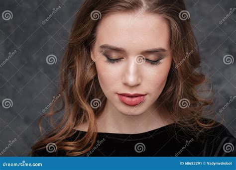 Красивая молодая женщина с закрытыми глазами и современным составом Стоковое Изображение