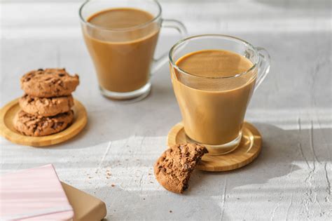 아침 그림자에 초콜릿 쿠키와 우유와 커피의 투명 한 컵과 회색 배경에 태양 광선 갈색에 대한 스톡 사진 및 기타 이미지 갈색 그릇 그림자 Istock