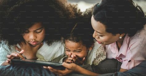 집에서 침대에서 태블릿을 보는 행복한 미국 아프리카 가족 모든 연령대의 가족의 개념은 집에서 활동을 즐기고 있습니다 사진 Unsplash의 부모 이미지