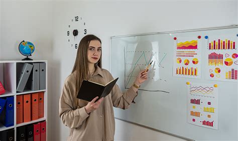 통계 및 분석 연구 문서를 가지고 사무실에서 일하는 비즈니스 우먼 경영자에 대한 스톡 사진 및 기타 이미지 경영자 경제 계획 Istock