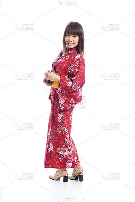 迷人的亚洲女人穿着和服与兰花花在白色的背景。素材 花瓣网