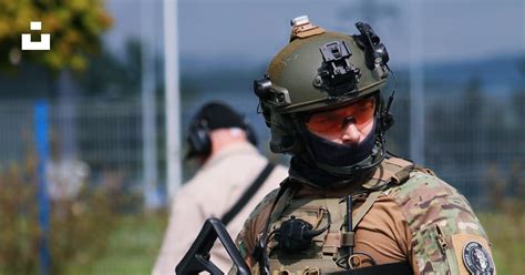 기관총을 들고 있는 위장복을 입은 남자 사진 Unsplash의 무료 폴란드 이미지