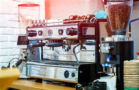 커피 를 준비하는 과정 커피 머신의 특별한 부분에 커피 콩 집이나 레스토랑에서 커피를 마시세요 클로즈업 커피메이커에 대한 스톡