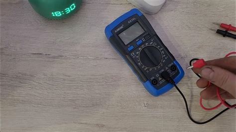 Как проверить напряжение в розетке мультиметром Измерить в розетке 220 Вольт для Новичков Youtube