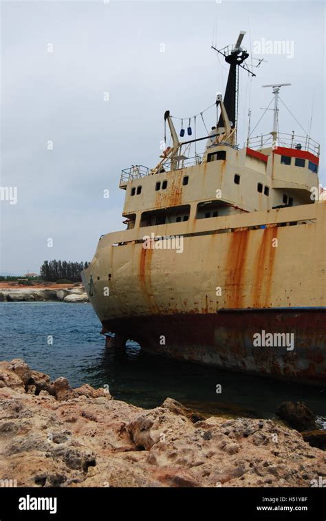 Ship Wrecked On Rocks Wreck Fotos Und Bildmaterial In Hoher Auflösung Alamy