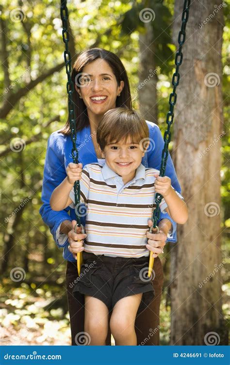 Mutter und Sohn stockbild Bild von zicklein brünette