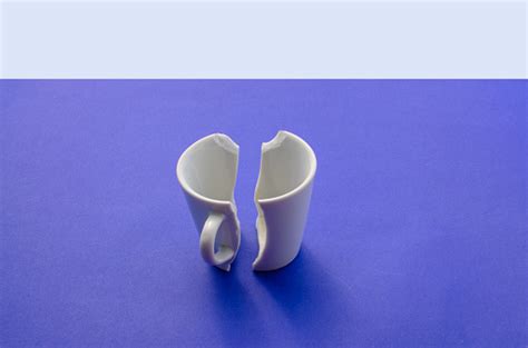 깨진 컵 깨진 유리 부품 그릇 반쪽 또는 깨진 흰색 컵 분해 또는 사고 및 절단 개념 0명에 대한 스톡 사진 및 기타 이미지