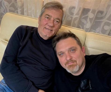 “ka Qëndruar 6 Muaj Në Psikiatri Kot” Julin Deda Bën Rrëfimin Tronditës Për Të Atin Mendonin