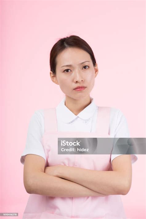 여자 문제가 얼굴을 가진 백색 균일 하 고 핑크 앞치마 교차점 팔을 입고 간호사에 대한 스톡 사진 및 기타 이미지 간호사 걱정하는 건강관리와 의술 Istock