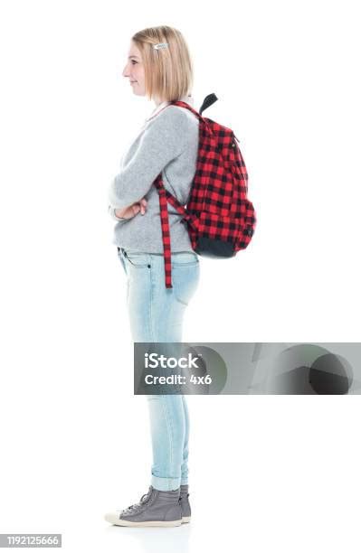 전체 길이 측면 보기 프로필 보기 1617 세 아름 다운 금발 머리 세대 Z 젊은 여자 여자 십 대 여자 학생 고등학생 중학생