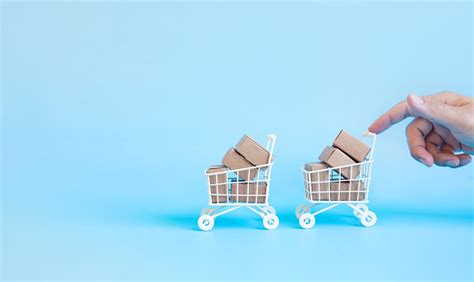 Trolley마켓플레이스 및 교통 수단에서 사람의 손과 제품 상자 주문으로 비즈니스 프로모션 또는 온라인 쇼핑 개념 Po에 대한