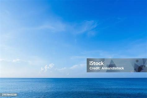 스카이 블루 구름 배경 수평선 봄 맑은 하늘 아침에 하얀 흐린 푸른 바다 바다 여름에 아름다운 자연 바다 풍경 일출 일몰 전에 바다 해변 위의 파노라마 해변 배너 흰 구름