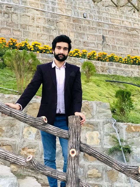 ہر شخص اپنی بتائی ہوئی کہانی میں مخلص ہے 🖤 Syed Zeshan Haider