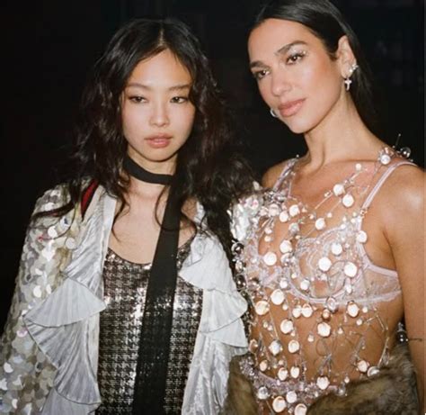 제니 노출 논란 잊기도 전에… 두아 리파 과감한 시스루 패션 ‘뜨거운 반응 Zum 뉴스