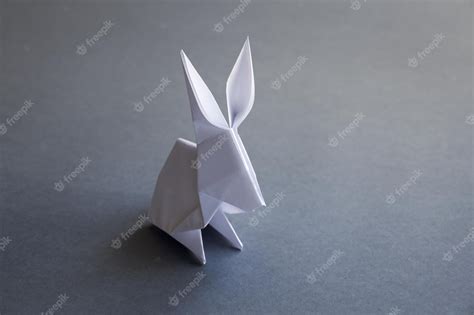 회색 배경에 고립 된 흰 종이 토끼 종이 접기 프리미엄 사진