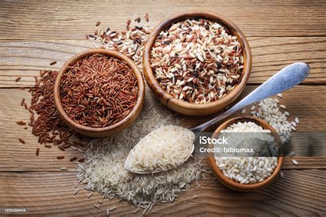 바스타티 긴 곡물 아르보리오 붉은 쌀의 네 가지 유형 위쪽 보기 0명에 대한 스톡 사진 및 기타 이미지 0명 갈색 건강한