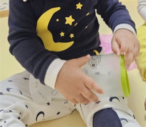 호반아이사랑♡ 만0세발달과정발달특성발달수준 2세아기놀이 2세아기발달 소근육뚜껑을열고닫아요 컵놀이 기본생활습관음식을 골고루먹어요