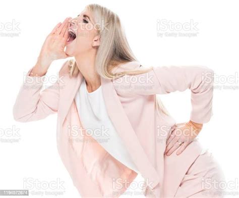 전면보기1인허리 업초상화 2029세 성인 미모 금발 머리긴 머리 코 카 서 스 여성젊은 여성 사업가비즈니스 맨 스탠딩 비즈니스 웨어비즈니스 캐주얼스마트 캐주얼슈트 20 29