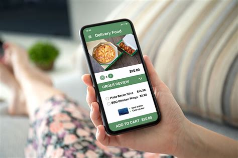 화면에 응용 프로그램 배달 음식과 함께 전화를 들고 여성 손 휴대폰 앱에 대한 스톡 사진 및 기타 이미지 휴대폰 앱 감각 지각 고기 Istock
