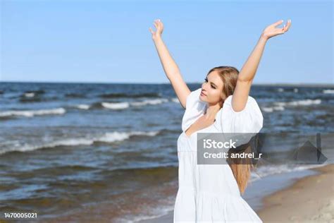 하얀 여름 드레스를 입고 서서 바다 해변에서 행복한 미소를 짓고 있는 아름다운 여자 18 19세에 대한 스톡 사진 및 기타 이미지 18 19세 건강한 생활방식 관광