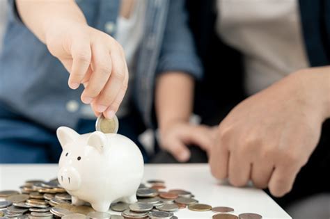 돈을 절약하십시오 저축을 위해 동전을 넣는 아이들 부 금융 보험 투자 교육 미래 인생 계획 배우기 은행 업무 가족 건강 건강 및
