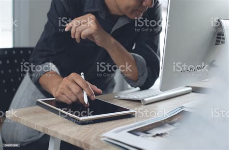 현대 사무실에서 데스크톱 Ocmputer 및 디지털 태블릿에서 작업 하는 남자 그래픽 디자이너 개발에 대한 스톡 사진 및 기타 이미지 Istock