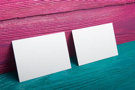 명함 핑크 나무 배경에 비어 있습니다 기업 문구류 브랜딩 모의 크리에이티브 디자이너 데스크 플랫 레이 텍스트 공간 복사 0명에 대한 스톡 사진 및 기타 이미지 Istock
