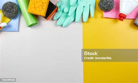 복사 공간이있는 컬러 테이블에 다양한 집 청소 제품의 플랫 레이 0명에 대한 스톡 사진 및 기타 이미지 0명 가사 집안일