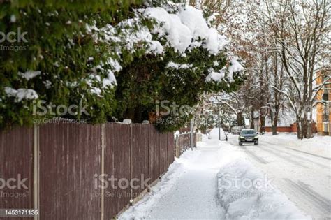 경치 좋은 전망 눈 덮인 도시 거리 움직이는 차가 있는 미끄러운 도로 강설 위험 눈보라 0명에 대한 스톡 사진 및 기타 이미지 Istock