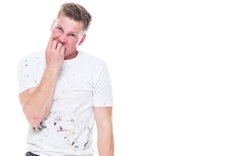 2029세의 어른 잘생긴 자백 의 1인 정면 허리까지 코카서스 젊은 남성 남성 화가 집 화가 가 서 흰색 배경 의 앞에 서 T 셔츠 셔츠 청바지를 입고 페인트 브러시를 들고