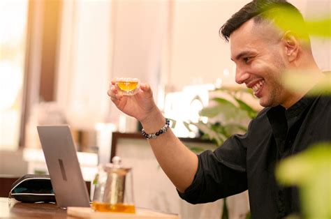 쾌활한 청년이 커피숍에서 노트북 컴퓨터로 화상 통화를 하고 친구 가족 비즈니스 파트너와 이야기하거나 온라인으로 사람들과 영상 통화를 하는 모습 가능성에 대한 스톡 사진 및