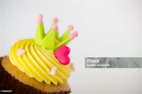 노란 크림과 사랑 발렌타인 데이 대 한 마음으로 흰색 배경 먹고 앞 생일 컵 케 익 건강에 좋지 않은 음식에 대한 스톡 사진 및 기타 이미지 건강에 좋지 않은 음식