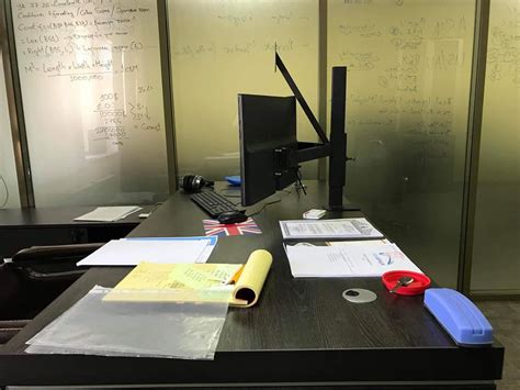 Уран төмөрт ххк Компьютерийн гурван дэлгэц суурь Хаяг