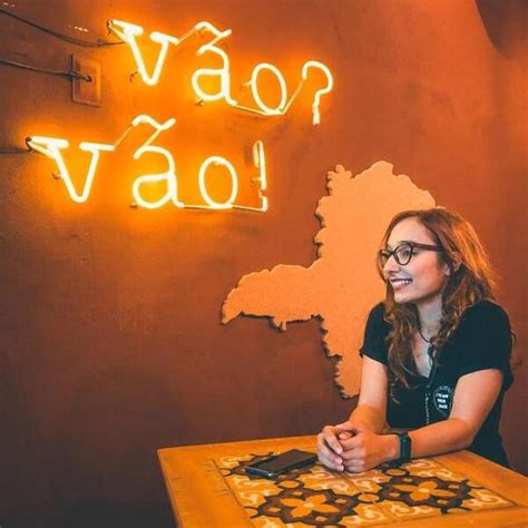 Sombriense Lara Scheffer lança insta para quem quer começar a trabalhar no ramo de traduções