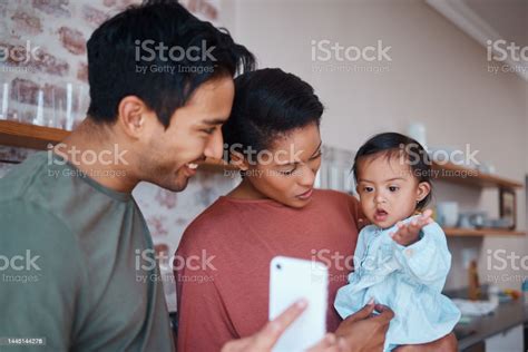 다운 증후군 아동 교육을위한 전화 및 가족 가정에서 비디오로 학습 및 개발 아기 장애 및 스마트폰과 엄마 아빠 그리고 기술로 가르치는 부모를 위한 집에서 사랑 12 17