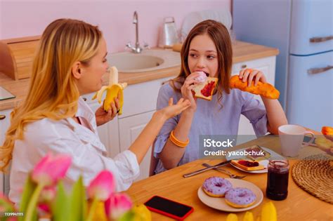 누나는 건강에 대 한 과자에 대 한 해를 말하는 십 대 소녀를 말하고 2명에 대한 스톡 사진 및 기타 이미지 2명 Z세대 가정 생활 Istock