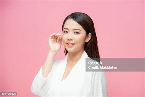 깨끗 한 신선한 피부 터치 자신의 얼굴 얼굴 치료 화장품 아름다움과 스파 20 24세에 대한 스톡 사진 및 기타 이미지 20 24세 건강한 생활방식 만짐 Istock