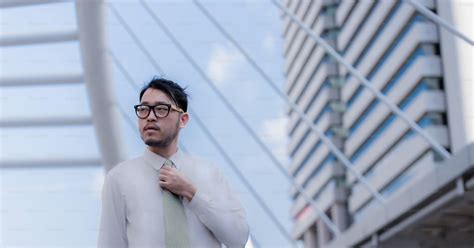 정장을 입고 서 있는 잘생긴 아시아 사업가의 초상화 도시 환경의 도시 배경 사진 Unsplash의 우아 이미지