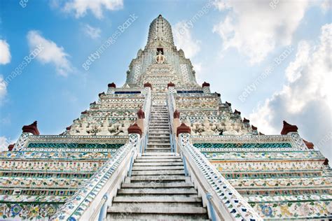 Front View Of Main Wat Arun Prang With Stairs In Bangkok Thailand 이미지 1289966422 게티이미지뱅크