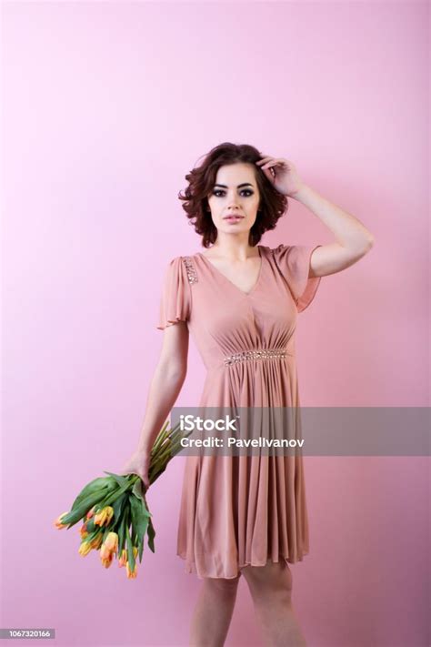 봄 꽃 부케 핑크 배경 위에 여자입니다 어머니의 날입니다 3월에 대한 스톡 사진 및 기타 이미지 3월 공휴일 꽃 식물 Istock