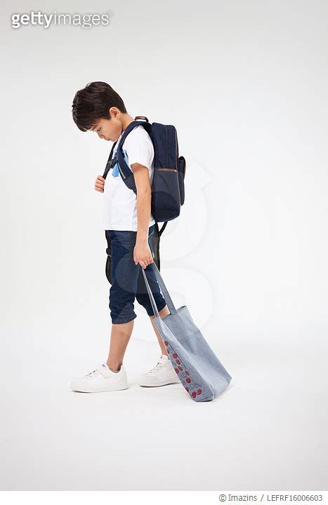 Lefrf16006603 게티이미지코리아 책가방과 큰 가방을 메고있는 남자어린이 Royalty Free 이미지