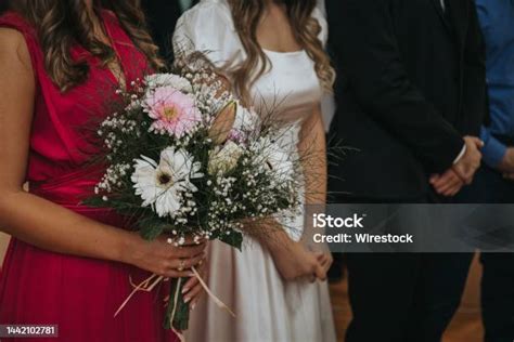 흰 드레스를 입은 신부는 꽃다발을 들고 신부 들러리 옆에 서서 검은 양복을 입은 신랑 3 명에 대한 스톡 사진 및 기타 이미지 3 명 결혼 의식 결혼식 Istock