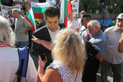 Протестиращи от Доспат освиркаха политици от ПП ДБ пред парламента Снимки