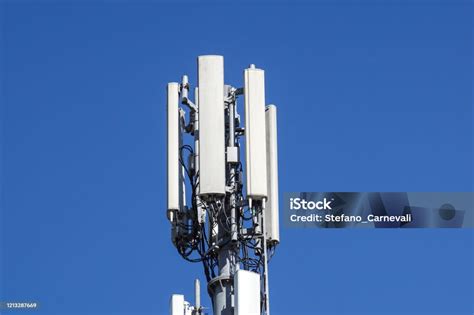 4g 및 5g 셀룰러의 통신 타워 셀 사이트 기지국 무선 통신 안테나 송신기 푸른 하늘에 대한 안테나와 통신 타워 더듬이에 대한