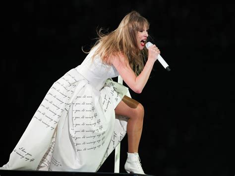 Taylor Swift Handles Mid Eras Tour Wardrobe Malfunction Like A Total