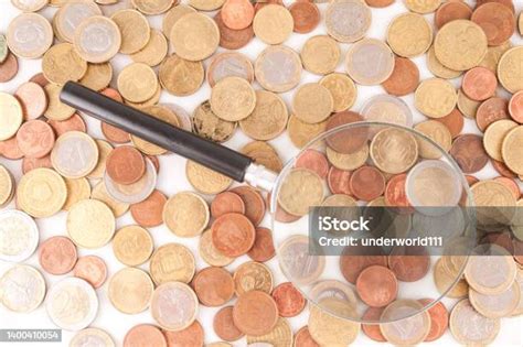 흰색 배경에 유로 동전과 지폐 배경으로 디지털 사진 사진 0명에 대한 스톡 사진 및 기타 이미지 0명 1 센트 1위 Istock