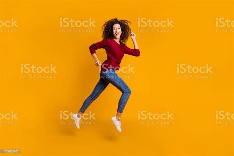 전체 길이 몸 크기를 볼 그녀의 그녀가 좋은 꽤 매력적인 쾌활 명랑 한 족제비 슬림 얇은 맞는 물결 머리 레이디 밝은 선명한 빛 오렌지 배경에 고립 러시아워를 실행 달리기에