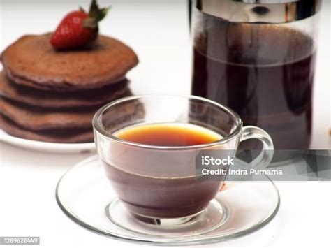 고립 된 흰색 배경에 쌓인 갈색 초콜릿 플라포 팬케이크의 클로즈업 촬영 갈색에 대한 스톡 사진 및 기타 이미지 갈색 건강한 식생활 꿀 Istock