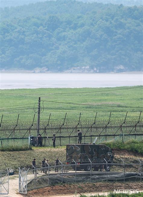 북녘 향해 이동형 대북 확성기 준비하는 군인들